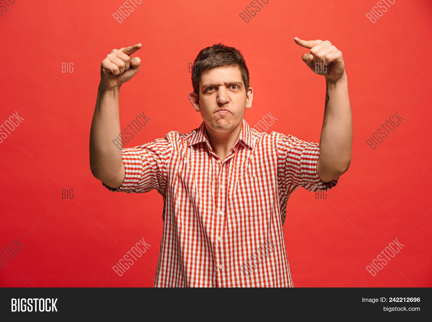 Screaming, Hate, Rage. Crying Emotional Angry Man Screaming On Red ...