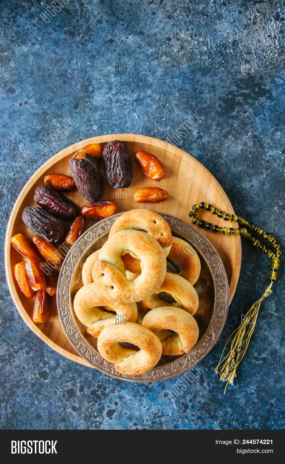 Traditional Arabic Date Ring Cookies - Kaak Bi Ajwa, Popular Cookies ...