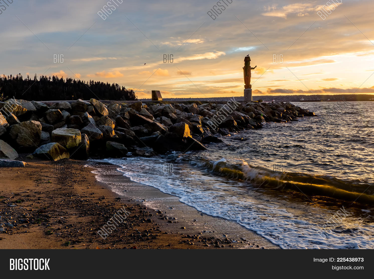 Welcome Totem Pole At Ambleside Park Beach - West Vancouver Bc image ...