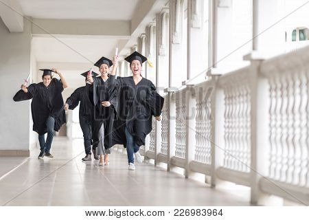 Graduation Day, Images Of Happily Graduates Are Celebrating Graduation ...