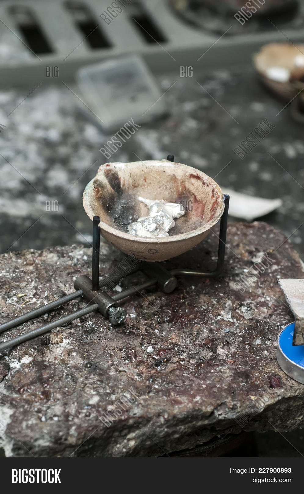 The Crucible Is A High-refractory Capacity For Heating, Drying ...