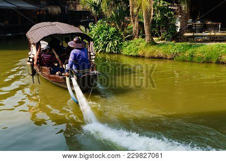 A Tourist Boat To Visit The Floating Market Ayodhya.ayutthaya,thailand ...